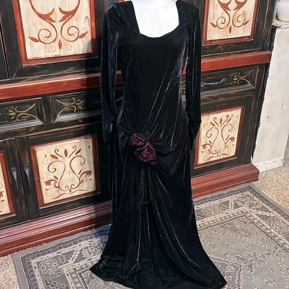 The Pyramid Collection | Dresses | The Pyramid Collection Black Velvet ...